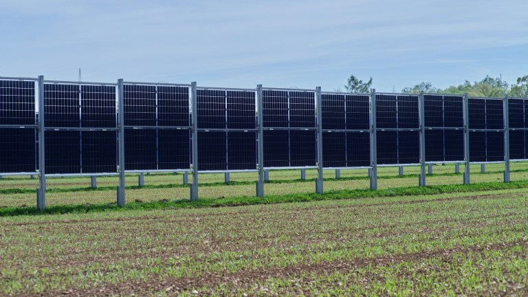 Clôture photovoltaïque : produire de l’énergie solaire en délimitant son terrain - Installateur ...